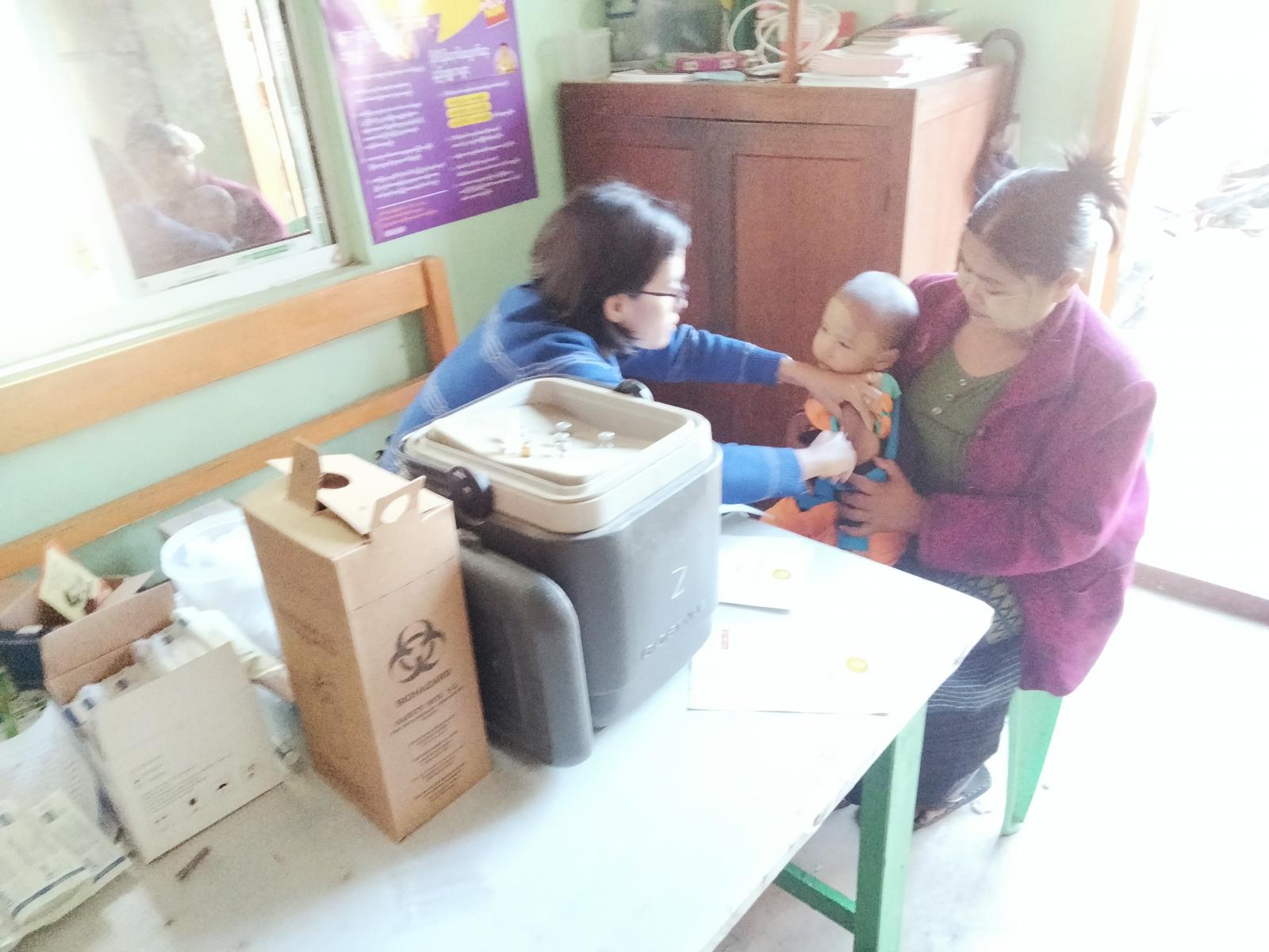 နတ်မောက်မြို့နယ်၌ မွေးကင်းစမှ အသက် ၁ နှစ်ခွဲအထိ ကလေးငယ်များအား ကာကွယ်ဆေးလစဉ်ထိုးနှံတိုက်ကျွေးပေး